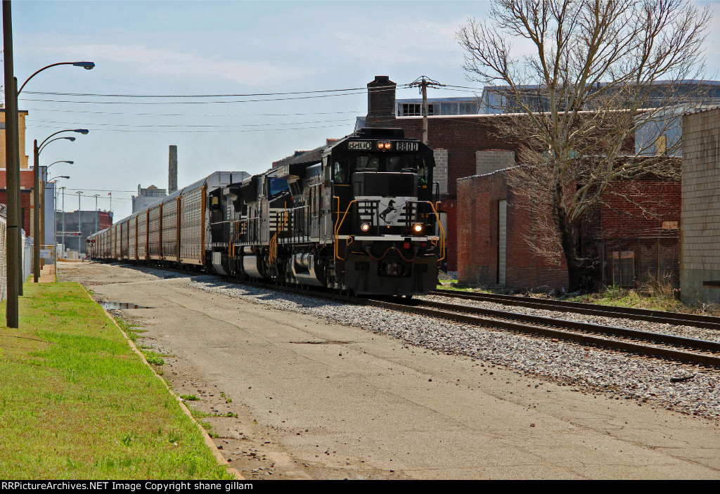 NS 8800 Heads Ns 239 Wb into luther yard.